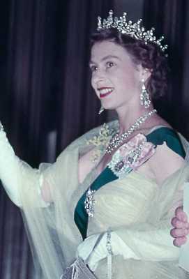 Closet Real - O Estilo de Elizabeth II | Programação de TV | mi.tv