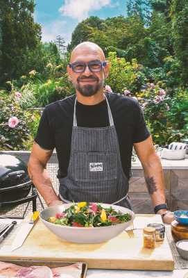 Cozinhando no Quintal com Michael Symon (Séries): Receitas Maternas S03 ...