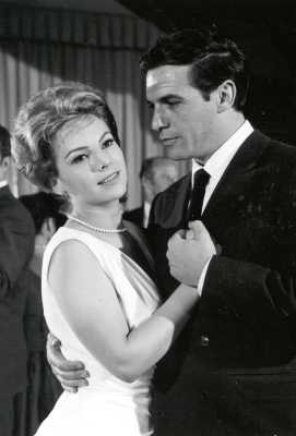 Azahares rojos (Película) | Programación de TV en Honduras | mi.tv