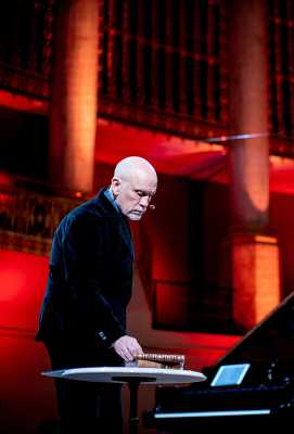 John Malkovich: el crítico musical | Programación de TV en México | mi.tv