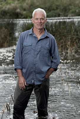 Monstruos de río: aguas desconocidas (Series): El monstruo del lago de ...