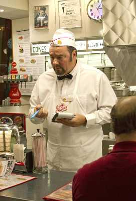 Jefe encubierto (Series): Nestlé Toll House Café by Chip S07 E01 ...